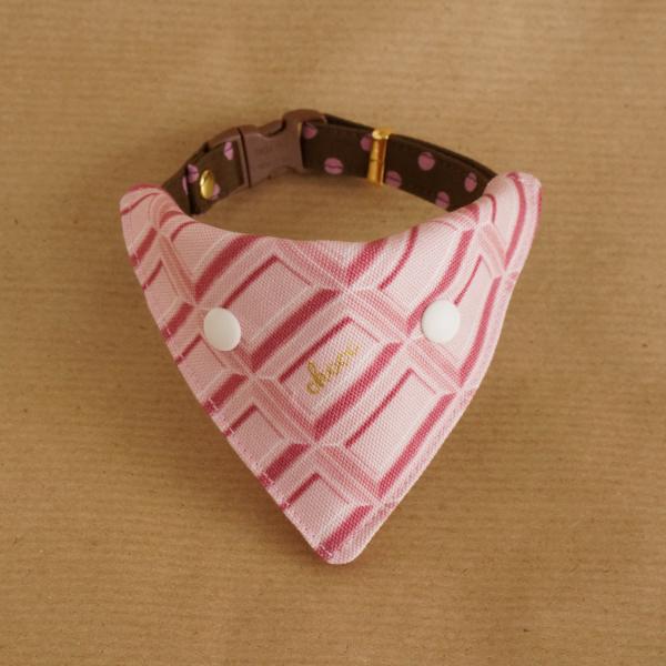 猫さんの首輪用のバンダナです。バレンタインにぴったり、ザ・板チョコの柄のバンダナです。所々に入っている金プリントが華やかさを引き立てます。★【バンダナのみ】の商品です。★１点１点、柄の出方が異なります。見本とまったく同じものはありません。★...