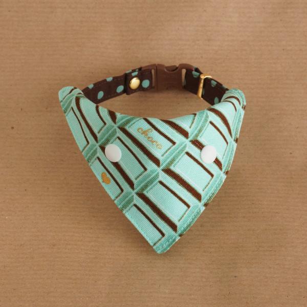 猫さんの首輪用のバンダナです。バレンタインにぴったり、ザ・板チョコの柄のバンダナです。所々に入っている金プリントが華やかさを引き立てます。★【バンダナのみ】の商品です。★１点１点、柄の出方が異なります。見本とまったく同じものはありません。★...