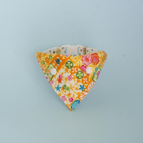 猫さんの首輪用のバンダナです。 琉球紅型風のデザインと色合いが華やかなバンダナです。実際の紅型よりもモチーフが細かく、バンダナサイズでも楽しめるデザインになっています。※１点１点、柄の出方が異なります。見本とまったく同じものはありません。※...