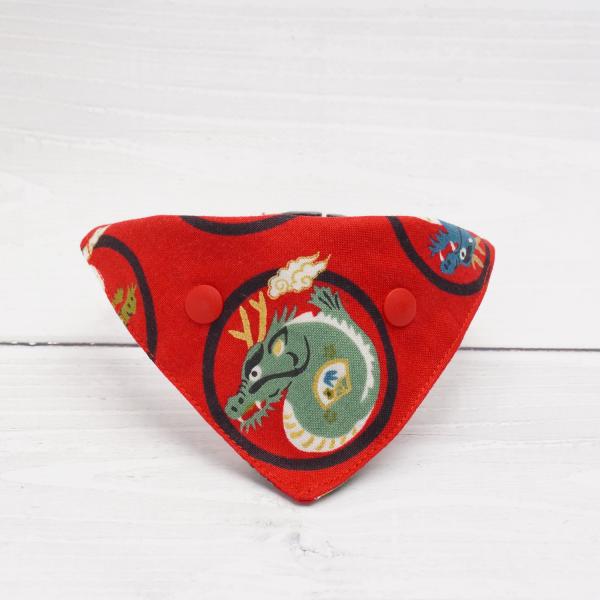 猫さんの首輪用のバンダナです。2024年の干支、龍がど真ん中にプリントされたお正月にオススメのバンダナです。一部に金プリントもある、華やかなデザインになっています。龍のカラーは、基本的には写真に載っている「青」と「緑」の2色となります。ご指...