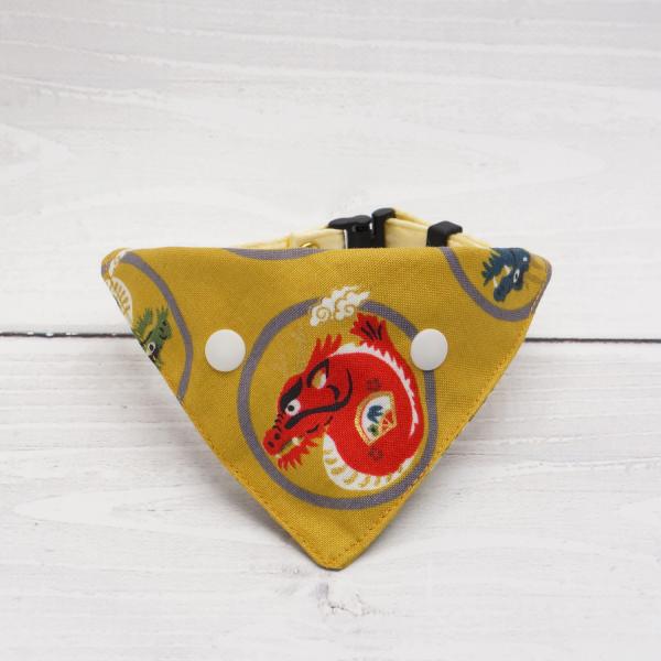 猫さんの首輪用のバンダナです。2024年の干支、龍がど真ん中にプリントされたお正月にオススメのバンダナです。一部に金プリントもある、華やかなデザインになっています。龍のカラーは、基本的には写真に載っている「白」と「赤」の2色となります。ご指...