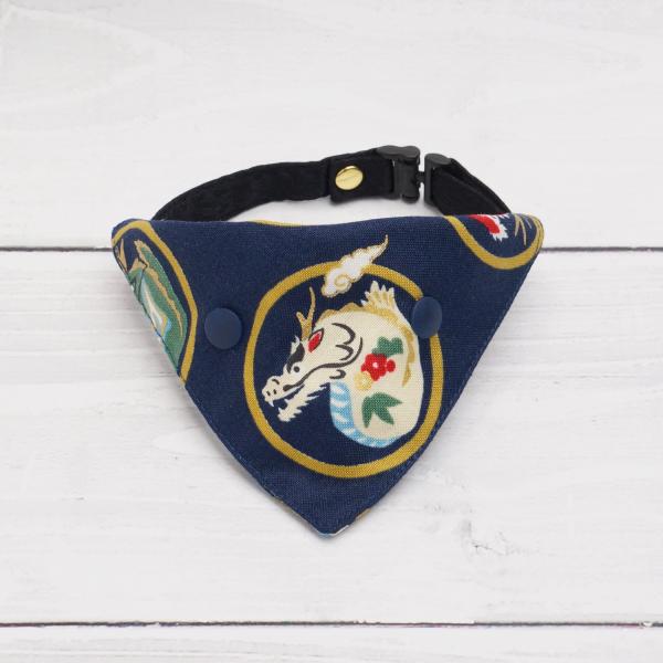 猫さんの首輪用のバンダナです。2024年の干支、龍がど真ん中にプリントされたお正月にオススメのバンダナです。一部に金プリントもある、華やかなデザインになっています。龍のカラーは、基本的には写真に載っている「白」と「水色」の2色となります。ご...