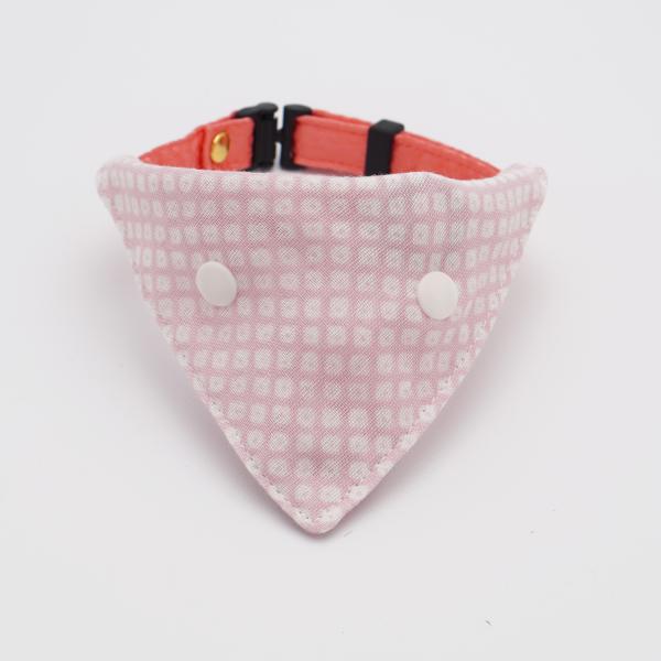 猫さんの首輪用のバンダナです。 ダブルガーゼを使用した、特に猫さんの負担になりにくい柔らかいバンダナです。淡い色のシンプルな鹿の子柄です。色が可愛いパステルカラーですので、シンプルな和柄ですが、渋すぎず可愛くお使い頂けます。ダブルガーゼは生...