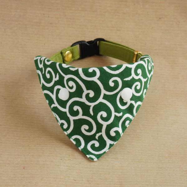 猫さんの首輪用のバンダナです。 「猫さんと言えば」の定番中の定番柄、唐草模様のバンダナです。お正月や年賀状にも◎♪★１点１点、柄の出方が異なります。見本とまったく同じものはありません。★【バンダナのみ】の商品です。★こちらのバンダナは、プラ...