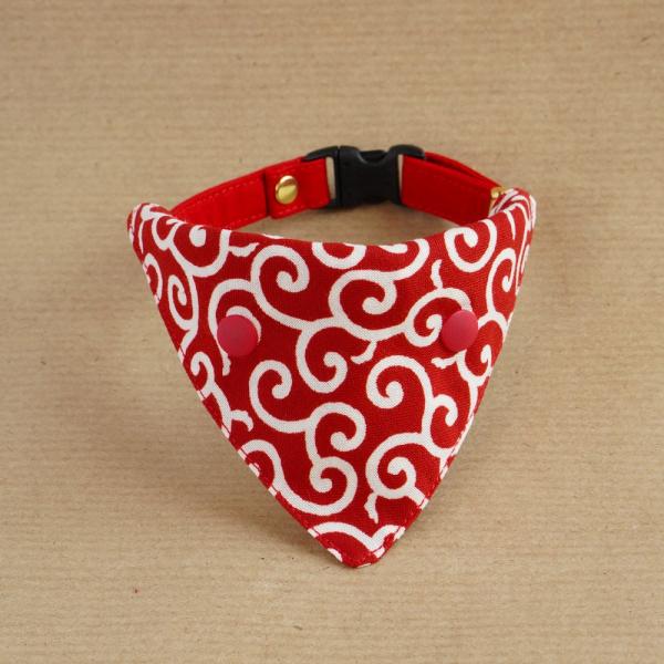 猫さんの首輪用のバンダナです。 「猫さんと言えば」の定番中の定番柄、唐草模様のバンダナです。お正月や年賀状にも◎♪★１点１点、柄の出方が異なります。見本とまったく同じものはありません。★【バンダナのみ】の商品です。★こちらのバンダナは、プラ...