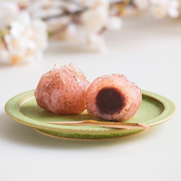 桜花爛漫の春によせて、自社製のあっさりとしたこし餡をお入れした関西風桜餅です。【手提げ袋のご案内】ご入用の方はオプション欄より追加でお買い求めください。こちらの商品（一箱）の手提げ袋の対応サイズは【小】となります。【商品名】花すだれ  10...