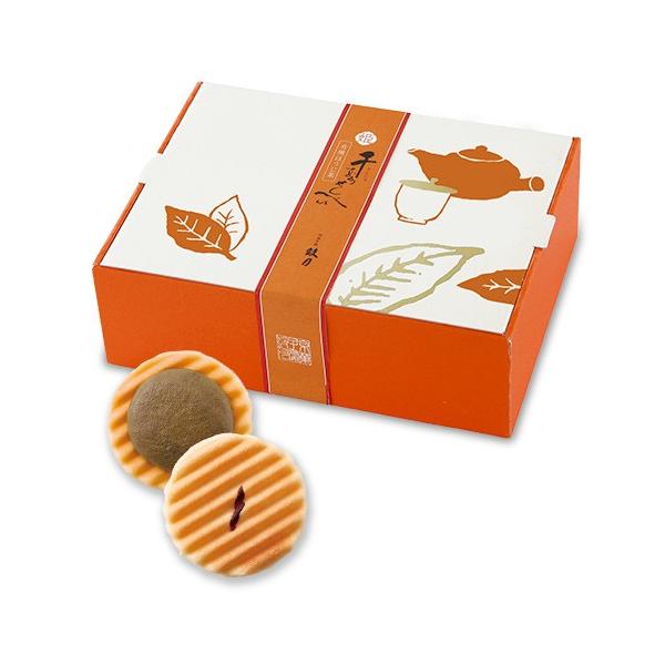 京菓子處鼓月の人気商品の千寿せんべいを一口サイズにした姫千寿せんべい有機ほうじ茶です。京都府和束町の山あいで栽培されたほうじ茶を使用しております。ほうじ茶の深く香ばしい香りが千寿せんべいと相性抜群の風味に仕上がりました。【手提げ袋 有料化の...