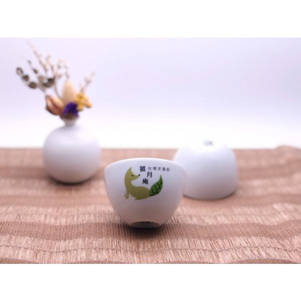 狐月庵オリジナルの茶杯です。側面と底に狐月庵のロゴをプリントしました。1杯の量は摺り切りで70ccです。台湾茶のお供にご利用下さい。