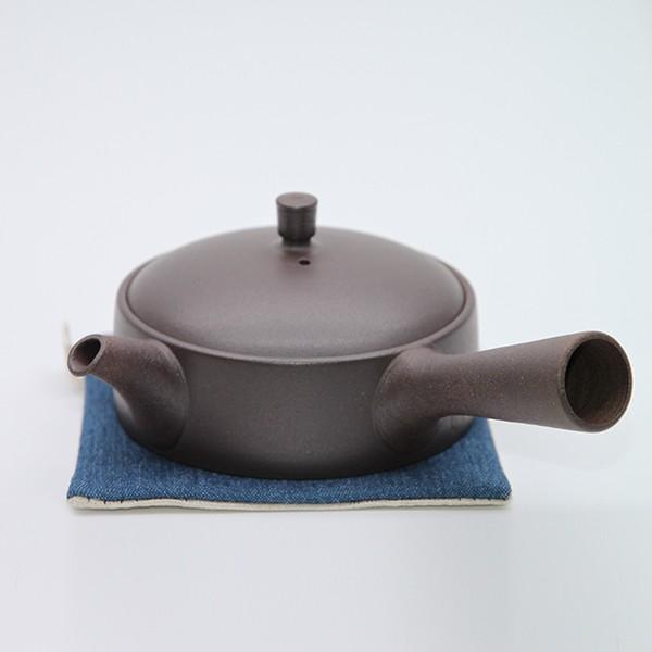 狐月庵オリジナルの手作り茶壺です。急須で有名な愛知県常滑市でひとつひとつ手作りで制作をして頂きました。常滑焼の特徴である『ささめ網』も搭載！小ぶりで可愛い台湾茶器に仕上がりました。日本でも馴染みのある持ち手が横にあるタイプで制作しました。茶...