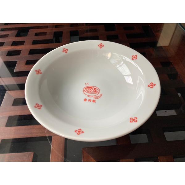 台湾のネオン街をイメージしたお皿のシリーズ。スープやチャーハンなどに丁度良いサイズ。淵の赤いお花がレトロで可愛いですね。φ185×H55mm電子レンジ、食洗器可