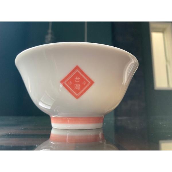 台湾のネオン街をイメージしたお皿のシリーズ。淵の赤いお花がレトロで可愛いですね。電子レンジ、食洗器可φ120×H55mm　容量：250ml