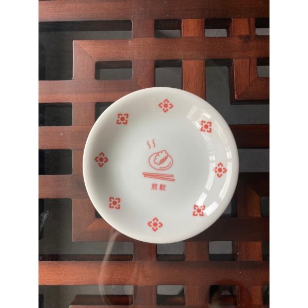 台湾のネオン街をイメージしたお皿のシリーズ。淵の赤いお花がレトロで可愛いですね。φ114×H20mm電子レンジ、食洗器可