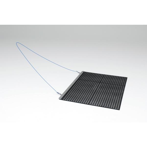 グランドラバープレートレーキ商品説明グランドやテニスコートの小石や小さなゴミを取り除きながら効果的に砂を均します。均した後はブラシで仕上げを行うことでさらにきれいに整備できます。本体サイズマット部:幅150×奥行100cm×厚さ10mm、ワ...