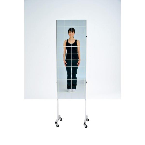 姿勢矯正フィルムミラー450商品説明歩き方や立ち方の矯正・改善の目安となる暗線入りフィルムミラーです。本体サイズ幅45.5×高さ160×奥行50cm、ミラー寸法:45×120cm重量4kg素材・材質ミラー面:ポリエステル、枠:アルミ機能-付...