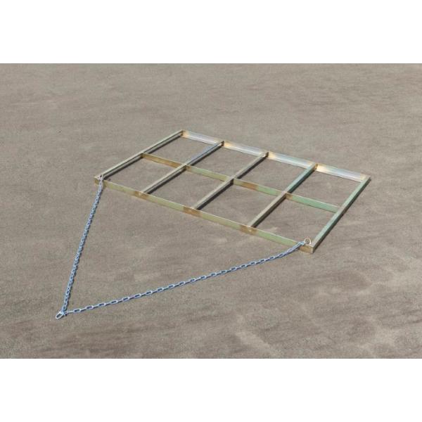 全溶接型の大型グラウンドならし。●幅180?×奥行120?×厚さ5?●主材50×50?スチールL型アングル（メッキ処理）●重量:本体38?・チェーン5?●チェーン1.5m×2本・シャックル3個付●全溶接組立不要型※当店は三和体育製販株式会社...