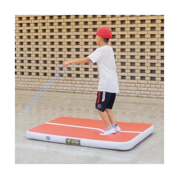 前転・後転マット運動にも活用幅100cm×長さ150cm×厚さ10cm重量：4kg材質：PVC屋内用空気注入排出口1箇所付(逆止弁付)フットポンプ付金具不使用空気を抜けば持ち運び出来て収納しやすい。中心線があるから指導しやすい。空気の注入量...