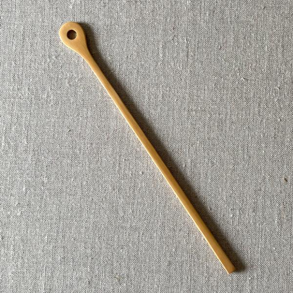■サイズ(約)W2×L21.5cm■カラーナチュラル■材質 / 仕上げ孟宗竹/ウレタン塗装■内容フォーク×１個■電子レンジ：×　食器洗浄機：×　食器乾燥器：×竹製のシンプルなマドラーです。先に丸く穴をあけた使いやすいかたち。自然素材なのでグ...