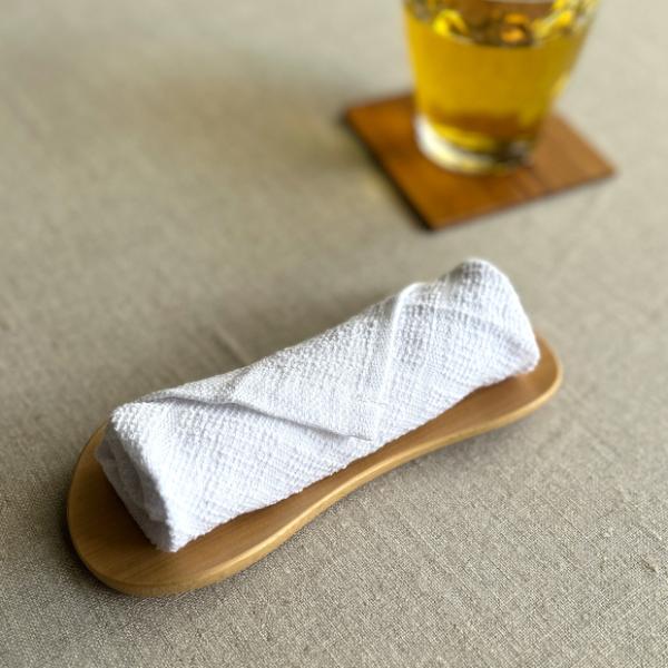 ■サイズ(約)W7×D17.5cm■カラーナチュラル■材質 / 仕上げ孟宗竹/ウレタン塗装■内容おしぼり受け×１枚■電子レンジ：×　食器洗浄機：×　食器乾燥器：×竹の風合いを活かしたシンプルなおしぼり受けです。ひょうたん型を模ったおしぼり受...