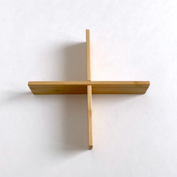 ■サイズ約W13.5×D13.5×H3cm／板厚5mm■カラーナチュラル■材質 / 仕上げ竹集成材/ウレタン塗装■内容仕切り板×１組■電子レンジ：×　食器洗浄機：×　食器乾燥器：×5寸 重箱用の中仕切り。二枚の仕切り板を溝にはめ込み、組み合...