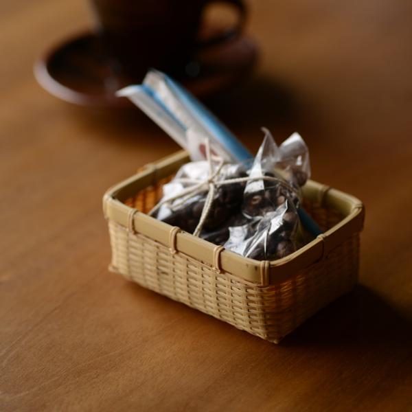 ■サイズ(約)W10.5×D7.5×H4cm■カラーナチュラル■材質 / 仕上げ竹,籐/無塗装■内容かご×１個細いひごを使って編まれたシュガーバスケットです。ござ目編みの細かな細工は、手触りの良い美しい仕上がり。コーヒーシュガーのバスケット...