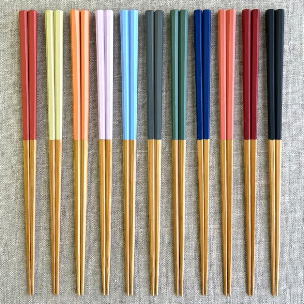 ■サイズ(約)L23cm■カラーコーラルレッド・クリームイエロー・オレンジ・シルキーピンク・シルキーブルー・ダークグレー・オリーブグリーン・ブルー・ピンク・レッド・ブラック■材質/仕上げ 孟宗竹/ウレタン塗装■内容 箸×１膳■電子レンジ：×...