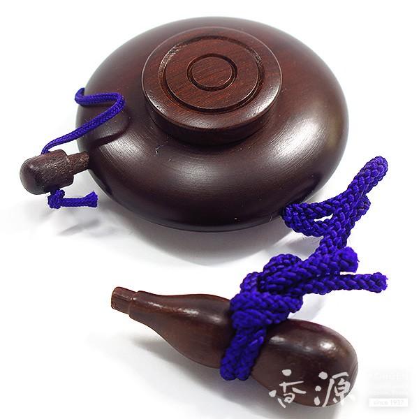 ポーチや鞄の片隅にしまっておける携帯用の塗香（清め香）入れです。縦穴から塗香（清め香）を入れていただき、横面に開いた穴から適量を取ってお使いください。入れ物の直径：4.8cm、縦穴の直径：1.8cm、横穴の直径：0.2cm（約）　容量：20...