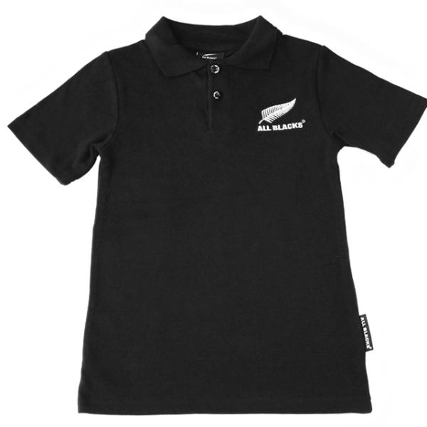 *公式ロゴALL BLACKSキッズ　ブラック ロゴTシャツ*ニュージーランドラグビー代表チーム「ALL BLACKS」公式ライセンス製品です。オールブラックスのロゴ入りの子供用ポロシャツ。襟部分も黒色のオールブラックデザイン。ロゴマークが...