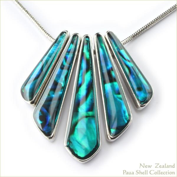 ☆美しくカラフル・天然素材・ニュージーランドのスイングネックレス☆世界のアワビ類のなかでも最もカラフルな貝の一つ・海の宝石と呼ばれるニュージーランドの「パウア貝(アバロンシェル)」でつくられたNZ直輸入のお品です。深いブルーに着色されたパウ...