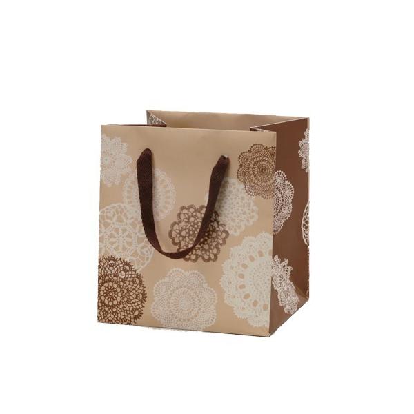 ◇◇ 【サイズ】Ｗ２２０×Ｄ２１０×Ｈ２４０ｍｍ 【特長】 ケーキボックス用手提げバッグドイリー柄 本体未晒クラフト紙 【仕様】 ●付属品：− ●サイズ：W220×D210×H240mm ●内寸サイズ：− ●重量・質量：87．6g ●内容量...