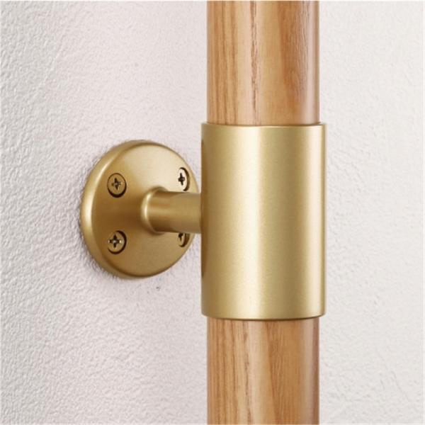 ◇◇ 【サイズ】Ｗ５５×Ｄ７０．１５×Ｈ６０ 【特長】 手すり棒に通したまま取り付けできる為、施工が簡単です。ジョイントとしてもご使用頂けます。 【仕様】 ●＋皿タッピンねじ3．5×40　4本、＋丸皿タッピンねじ3．5×20　2本 ●付属品...