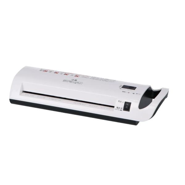 ◇◇ 【特長】 ●場所を取らないコンパクト設計。立ち上がりも加工もよりスピーディに。 ●リリースレバー付き ●印字表示あり ●(裏)コード巻き付け可能 ●熱くなった本体も取っ手で持ち運び ●挿入口に紙のサイズが印字されており、フィルムをまっ...