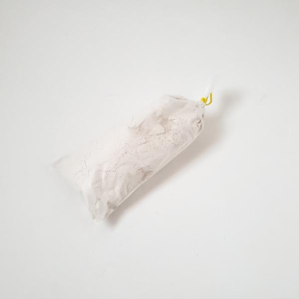 お線香を焚く際に使用する灰です。またお焼香を焚く際に炭を置いても使用します。お椀型の香炉に入れてご使用下さい。お仏壇用の香炉、お部屋焚き用の香炉どちらでもご利用いただけます。■内容量約60g