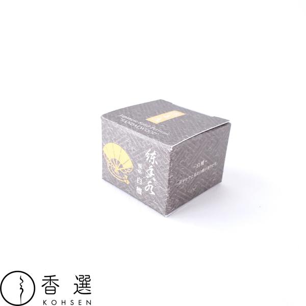 涼やかで上品な白檀の香り古来より伝わる香原料を忠実に再現し独自の製法で現代的に調合した練り香水です。ミツロウ、スクワラン、ホホバ油など各種オイルを贅沢に配合し保湿力も優れております。■商品詳細メーカー：香彩堂香り系統：香木系パッケージ：紙箱...