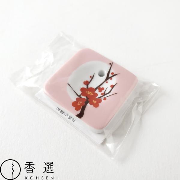 梅が描かれたスティック型のお香用のお香立てです。HANGAシリーズのお香とセットでお使いいただいたり、贈り物にもおすすめです。■商品詳細メーカー：香彩堂本体:磁器製サイズ：本体:縦3.6cm×横3.6cm×高さ7mm産地：日本注意事項：不燃...