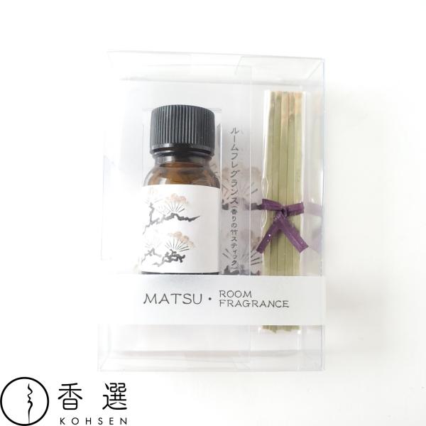 四季折々の和のモチーフを香りと版画で表現しました。松のウッディーな香りにローズなどのフローラルな香りをブレンドした華やかな香りです。ミニサイズのディフューザーなのでお部屋の様々な場所でお使いいただけます。■商品詳細メーカー：香彩堂香り系統：...