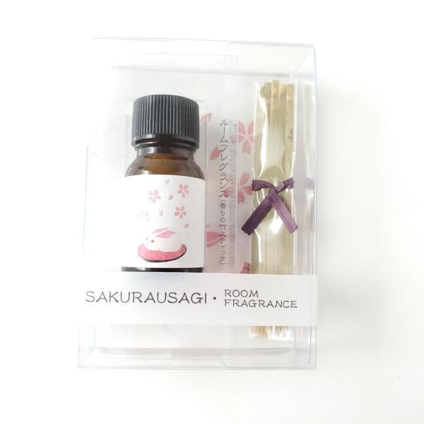四季折々の和のモチーフを香りと版画で表現しました。桜をイメージする香りにムスクを加えたフローラルムスクの香りです。ミニサイズのディフューザーなのでお部屋の様々な場所でお使いいただけます。■商品詳細メーカー：香彩堂香り系統：フローラルムスク系...