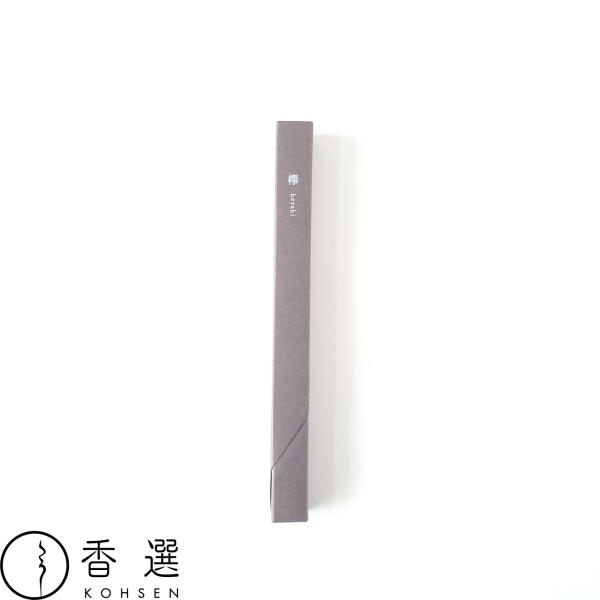 欅(けやき)・・・古代から続く巨大な欅の木のように凛とした静謐な香りです。欅・白檀などを調合しています。和木シリーズは日本の木の香りのお香です。落ち着きのある、爽やかな香りをお楽しみください。■商品詳細メーカー：香彩堂香り系統：ウッディー系...