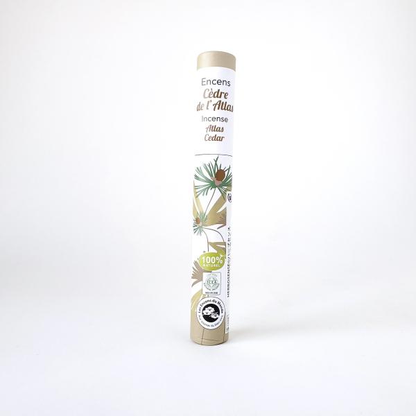 アトラスセダーの樹木の香りのハーモニー。森の中を歩いているような清々しさを感じたいときに。※本商品は、天然植物を100％配合しているので、天然植物成分がお香の表面にシミや結晶のように見えることがあります。また、シミの部分で煙が通常より少し増...