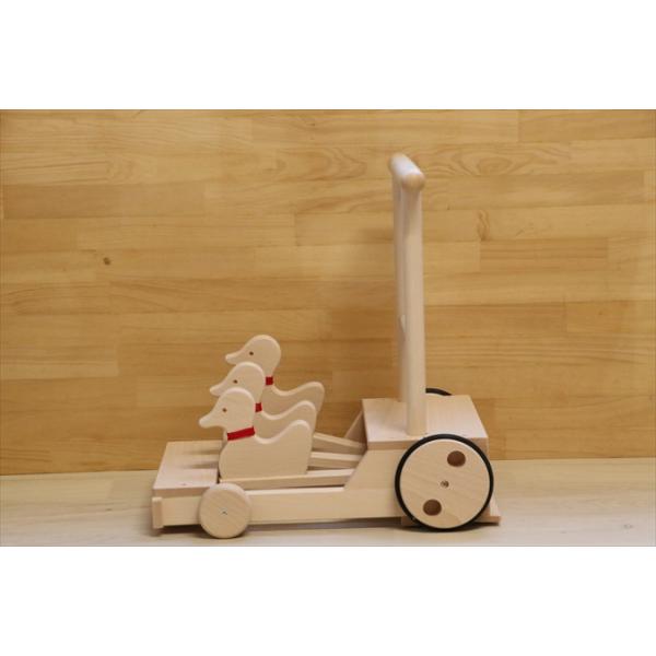 前進だけできる押車で、押手を車軸間につけましたので、後方に倒れにくくなりました。タイヤの回転をスムーズにする為に、耐久性のあるエラストマーのリングをつけました。