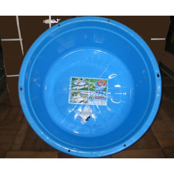 安価で大容量のキングタライ。安価で大容量のプラスチック容器。錦鯉の観察や選別にどうぞ。フランジ部の穴にロープを取付ければ、運搬も可能です。※給水ホース固定用ホースジョイナー付※排水栓なし
