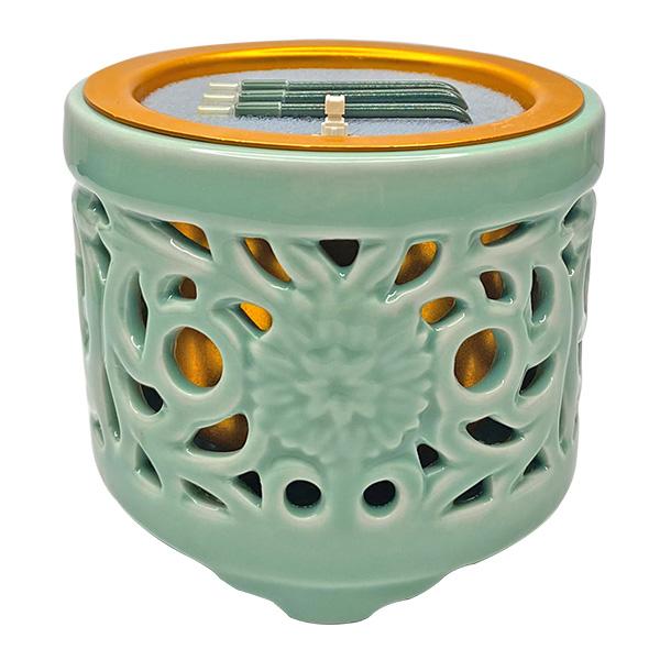 火を使わない安全な電子線香です。スイッチを押すだけでON、OFFが切り替わる簡単操作。LEDの明かりが本物のお線香のように灯ります。（タイマー式ではございませんので、消すときはスイッチを再度押してください。）真宗大谷派（お東）用の寝かせ線香...