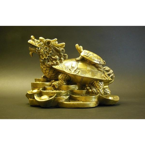 『龍亀』は商売を営む人には欠かせない風水アイテムで、会社や店舗などビジネスの場に配置すると、財が途切れることなく入ってくるといわれています。こちらの商品は、集めてきたお金の山の上でさらにお金を口にくわえ、甲羅の上には末永く財運が続くよう「子...