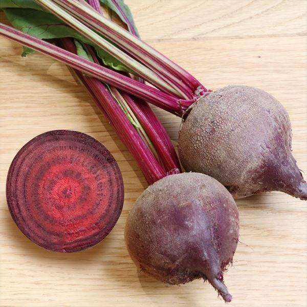 ●商品情報：中まで赤い！葉柄や中まで濃赤紫色のビーツ。やわらかい肉質と甘味が特長で、酢漬けやサラダ以外に、ボルシチなど煮込み料理の具にしても美味!！※気温の高い時期や個体によっては赤の模様が薄い場合があります。●お届け状態：種子●備考：※播...