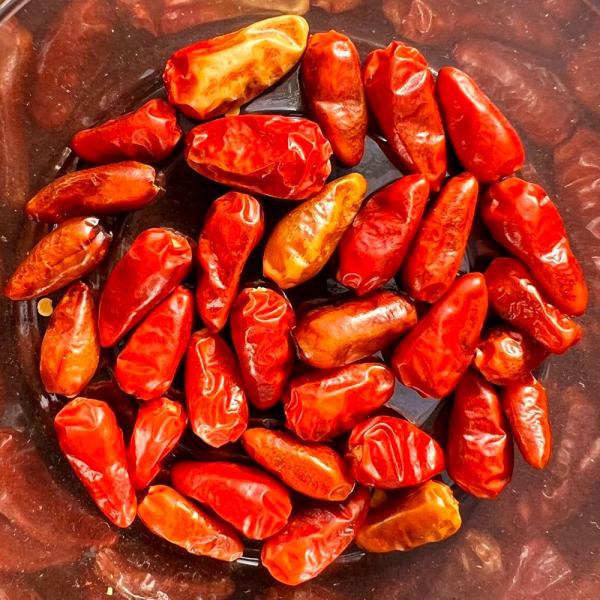 ●学名・英名：Capsicum baccatum　Monotico Peru●商品情報：モンキーボーイとも呼ばれるペルー産のワイルドペッパー。果実は小さめで辛味が強いトウガラシ。ナス科 。●スコヴィル値(辛さの単位)：50,000●注意事項...