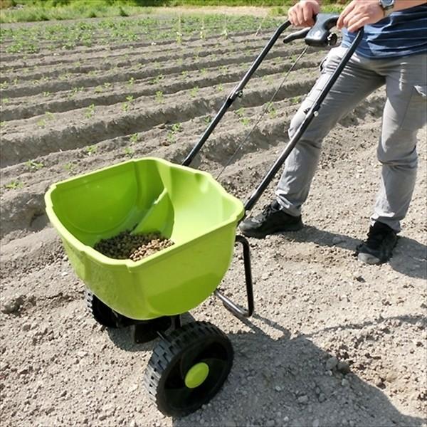 【発売日：2014年06月09日】商品情報レバーを引くと〜直径12ミリの肥料を設定量出せます。前進するとファンの回転でばらまきます!サイズ約:幅48×奥行91×高さ79(cm)、重さ:5.1kg材質樹脂・スチール製