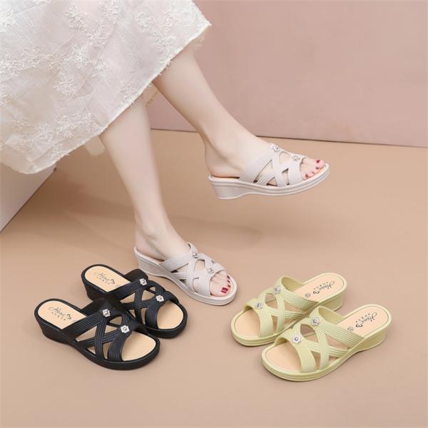☆新品・NEW ARRIVAL♪◆サイズ　22.5/23/23.5/24/24.5　ヒール:4cm◆素材　PVC、その他※お品物の色合いは撮影環境、PCパソコンの環境により、若干異なる場合がございます。※商品製造上、細かな傷、汚れが発生する...