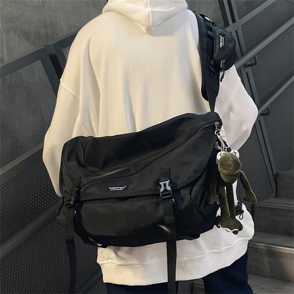 ☆new arrival ＊オシャレ男子バッグ♪◆サイズ　高:29cm/長:43cm/厚:16cm◆素材　ナイロン、ポリ、その他◆商品内容　バッグだけ(ストラップなし）※掲載しているサイズ詳細は商品より若干の誤差が生じる場合がございます。※...