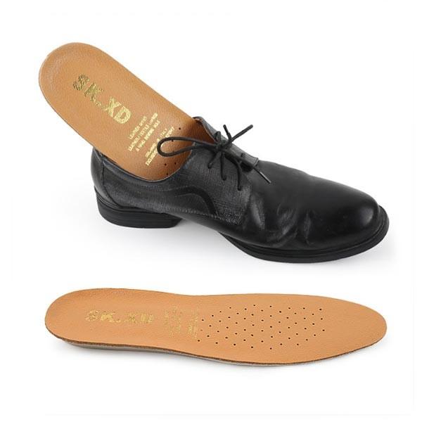 本革の滑らかさと通気性がよく蒸れずに快適！吸汗性の良い牛革を使用した全面通気穴吸収面と柔らかさが心地よいインソールです。■商品詳細 −サイズ：【Ｓ】23.5-25.5cm、【Ｌ】25.5-28.5cm −高さ：約0.6cm −素材：牛革、合成樹脂