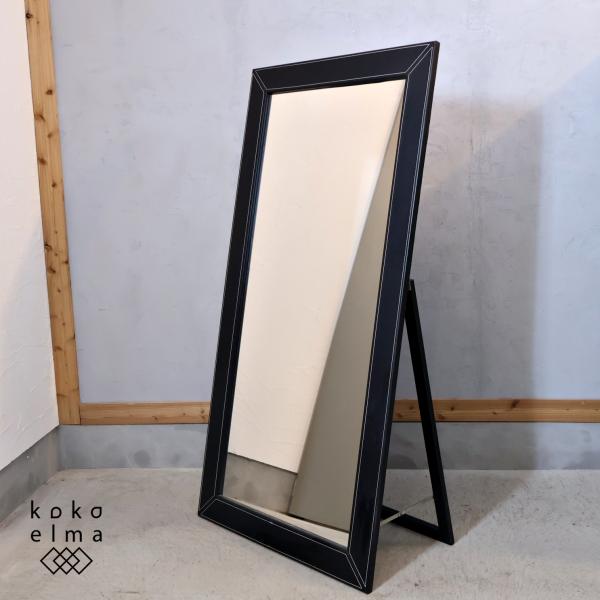 レザー調の張地に糸で縁取ったデザインが魅力的なスタンドミラーです。モダンな印象のモノクロの姿見は、自立式なのでリビングや寝室、玄関先など場所を選ばずにお使いいただけます！