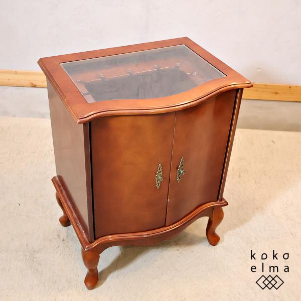 アンティーク調のワインキャビネットです。温かみのある木の風合いと優雅な猫脚が魅力のワイン収納。ワインとグラスをまとめて美しくディスプレイできるクラシカルなサイドボード！